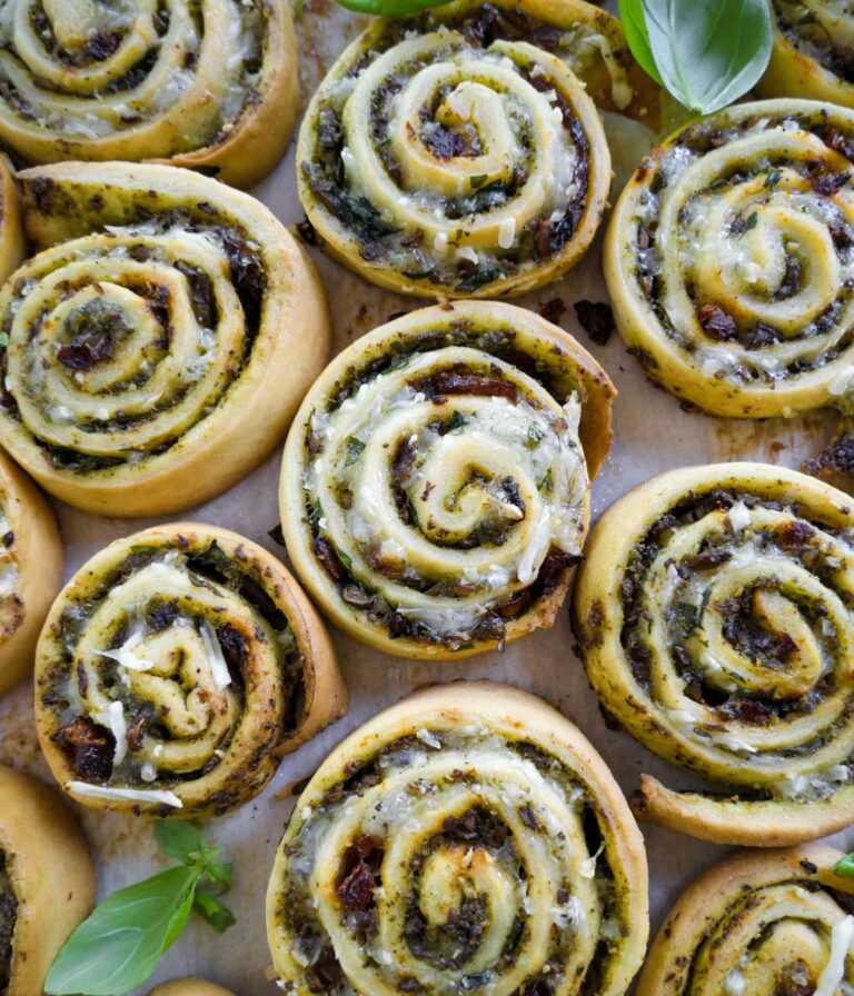 Pizzasnegle med pesto – Vegansk opskrift med spinat og svampe