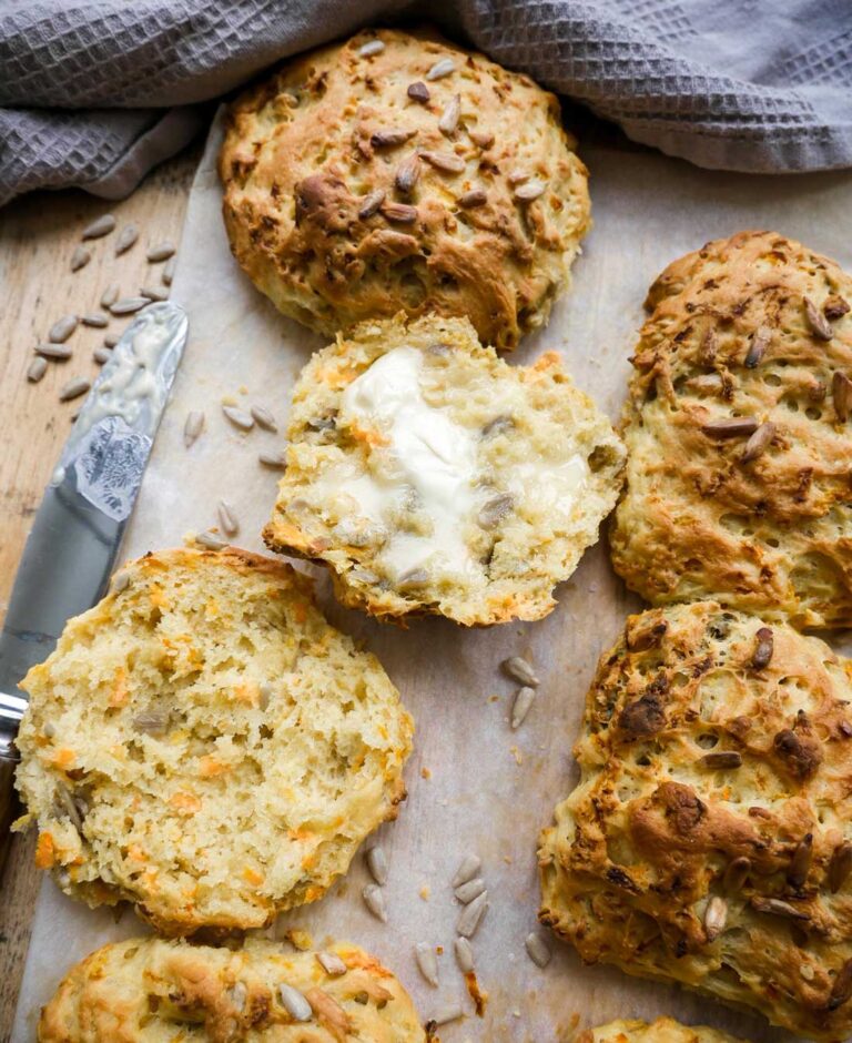 Gulerodsboller – Opskrift på nemme boller med solsikkekerner