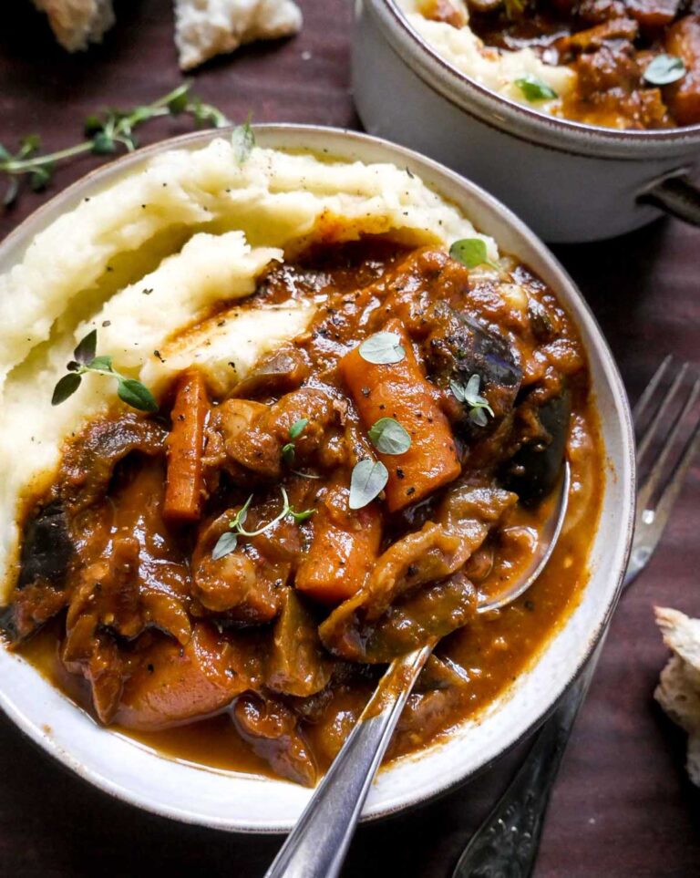 Vegansk gullash – Opskrift på ungarsk gryderet med kartoffelmos