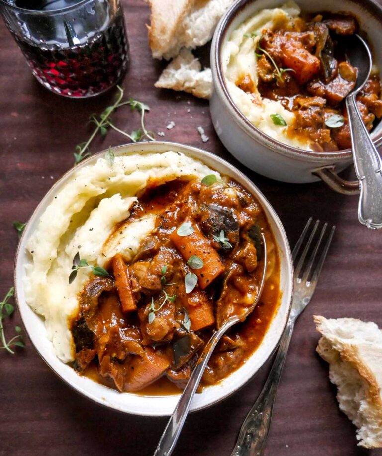 Vegansk gullash – Opskrift på ungarsk gryderet med kartoffelmos