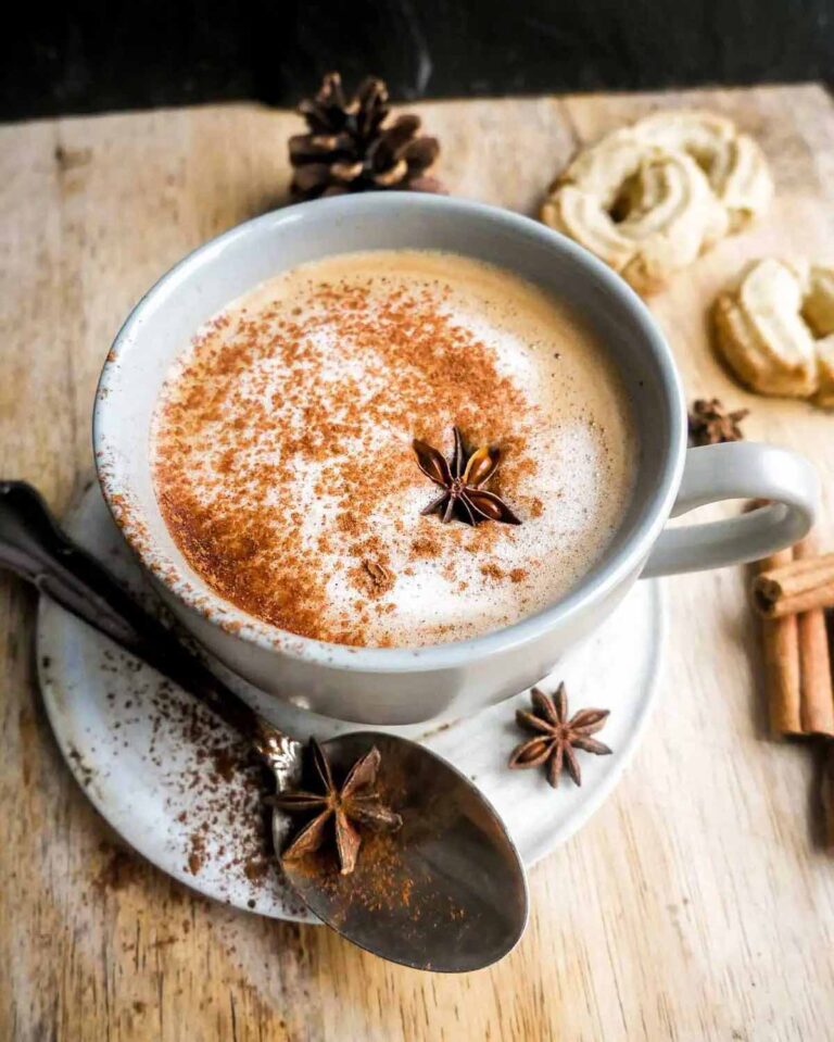 Julekaffe – Vegansk juleopskrift på cafe latte med kanel på 10 min.