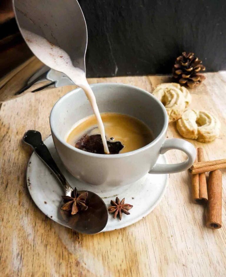 Julekaffe – Vegansk juleopskrift på cafe latte med kanel på 10 min.