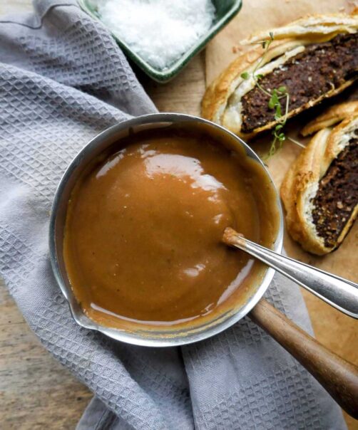 Vegansk brun sovs – Nem opskrift på brun sauce klar på 10 min.