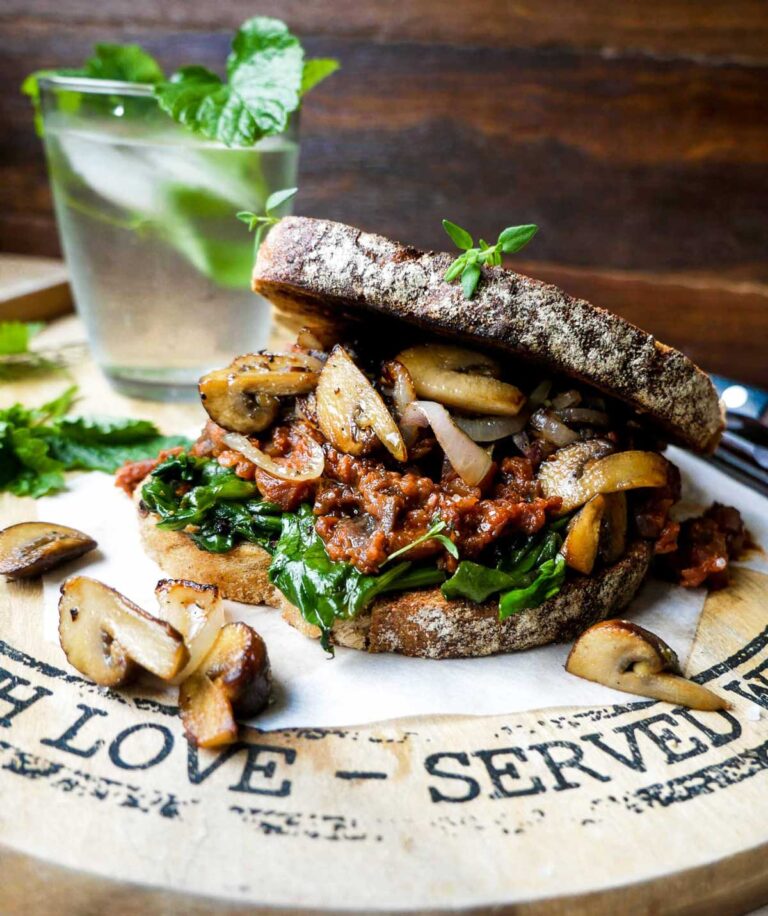 Cowboytoast – Opskrift på moderne vegansk toast med "kødsovs"