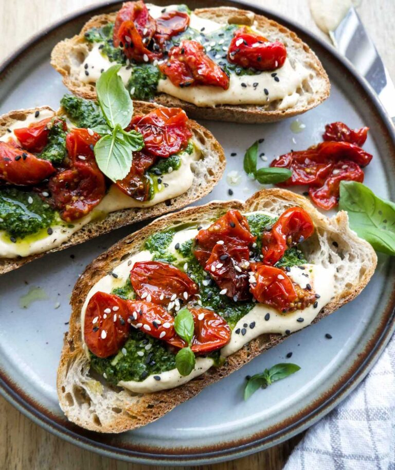 Toast med pesto – Opskrift med hummus og bagte tomater