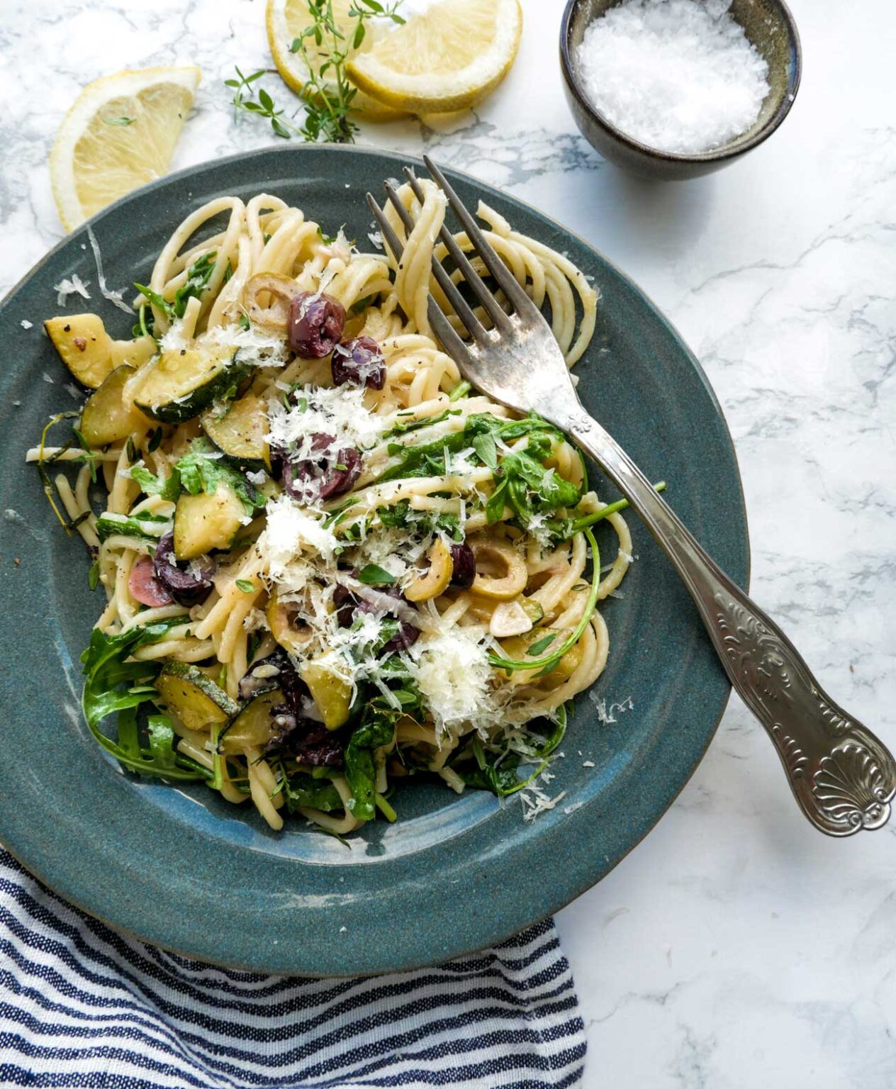 Spaghetti med oliven og squash – simpel opskrift på 15 min